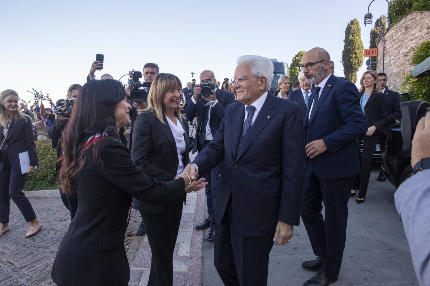 Assisi Il Presidente Sergio Mattarella Ha Acceso La Lampada Votiva Che